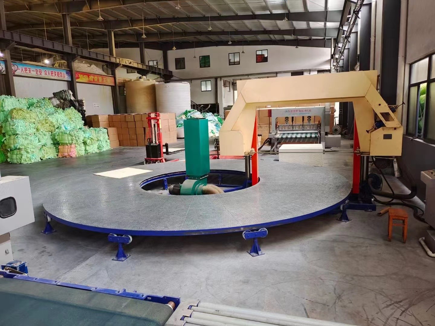 Hızlı Yatay Karusel Köpük Kesme Makinesi Düz Köpük Kesme Makinesi